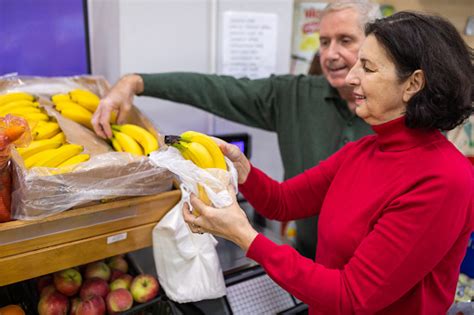 남편과 아내는 슈퍼마켓에서 식료품을 쇼핑하는 동안 과일과 채소를 선택합니다 2명에 대한 스톡 사진 및 기타 이미지 2명 60 64세 65 69세 Istock
