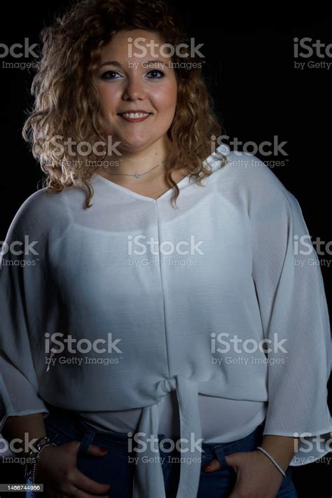 데님 옷과 검은 배경에 흰색 셔츠를 입은 플러스 사이즈 패션 모델 과체중 여성 몸 30 34세에 대한 스톡 사진 및 기타 이미지 30 34세 갈색 머리 긍정적인 감정
