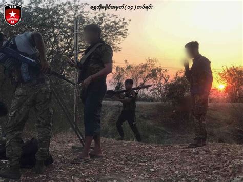 ရေဦးမြို့အဝင်ရှိ စစ်တပ်၏ ရွှေကျီးမင်းဂိတ်ကို ဒရုန်း၊ ရော့ကတ်များဖြင့် ပစ်ခတ် တိုက်ခိုက် Khit