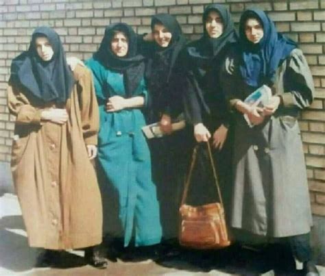 عکس بامزه و پربازدید از تیپ چند دختر در پیتزافروشی دهه ۷۰