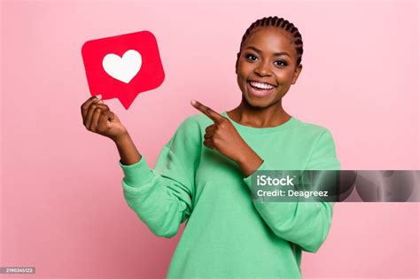 재미 있 은 쾌활한 아가씨 직접 손가락 종이 같은 카드 모양 카메라 핑크 색상 배경에 고립 된 사진 땋은 머리에 대한 스톡 사진