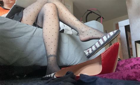 Flats And Smelly Slippers Nylons Dangle Long Milf Legs