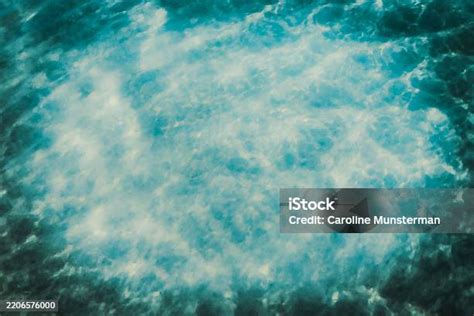 추상적인 바다 또는 반사 수영장 물 표면 비네트 테두리 및 복사 공간창의적인 디자인 프레젠테이션 또는 프로젝트를 위한 프레임 0명에 대한 스톡 사진 및 기타 이미지 Istock