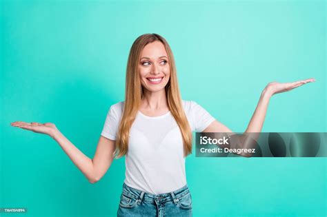 청록색 배경 위에 고립 된 흰색 티셔츠 청바지를 입은 광고로 손바닥을 들고있는 매력적인 사람의 초상화 T 셔츠에 대한 스톡 사진 및 기타 이미지 Istock