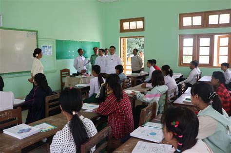 ကယားပြည်နယ်ဝန်ကြီးချုပ် ဦးဇော်မျိုးတင် လွိုင်ကော်မြို့၌ ကျောင်းသူ ကျောင်းသားများ ပညာသင်ကြားနေမ