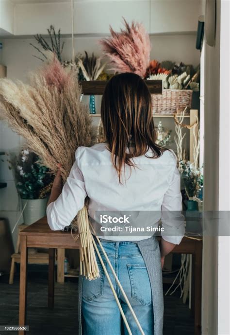 그녀의 꽃 가게에서 팜파를 들고 인식 할 수없는 여자의 백 보기 꽃집 주인에 대한 스톡 사진 및 기타 이미지 꽃집 주인