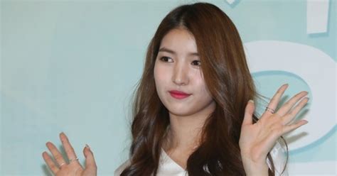 포즈 취하는 여자친구 소원