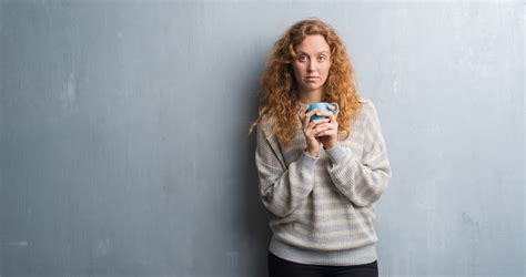 스마트 얼굴 심각한 생각에 자신감 표현으로 커피 한 잔을 마시는 회색 그런 지 벽에 빨강 머리 젊은 여자 감정에 대한 스톡 사진 및 기타 이미지 Istock