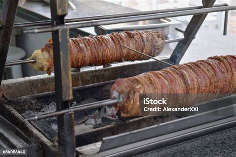 양고기 창 자 및 향료와 내장에서 Kokoretsi 접시의 준비 이란 아제르바이잔 발칸 반도 그리스 터키의 전통 거리 패스트 푸드 0명에 대한 스톡 사진 및 기타 이미지