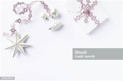 크리스마스 선물 흰 종이에 싸여 있으며 핑크 크리스마스 리본으로 장식 합니다 Flatlay입니다 공간에 복사 합니다 흰색 배경