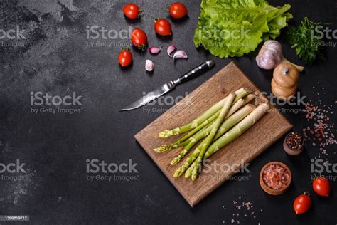 나무 커팅 보드에 신선한 녹색 생 아스파라거스의 가지 무리 0명에 대한 스톡 사진 및 기타 이미지 0명 건강한 생활방식 건강한 식생활 Istock