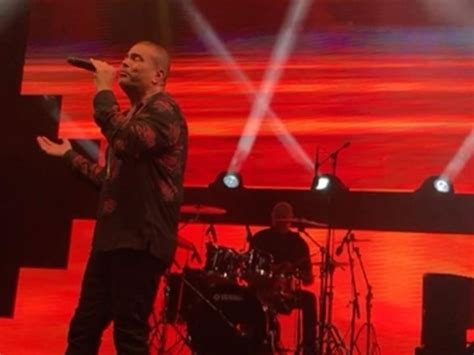 صور قميص عمرو دياب في حفل رأس السنة يثير الجدل ليالينا