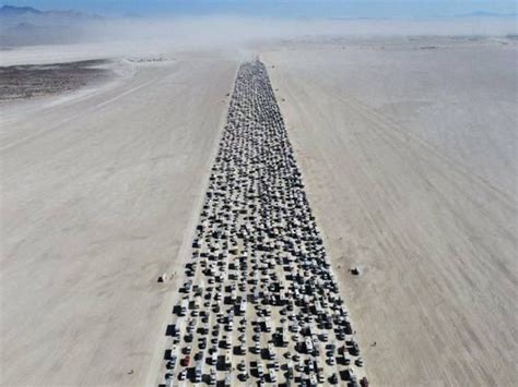 ВИДЕО Невада мужийн элсэн цөлд борооны улмаас хоригдоод байсан хүмүүс олон километр үргэлжилсэн