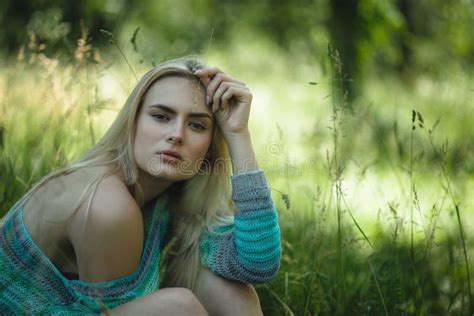 Mooi Blond Meisje In Bos Stock Afbeelding Image Of Meisje 125915077