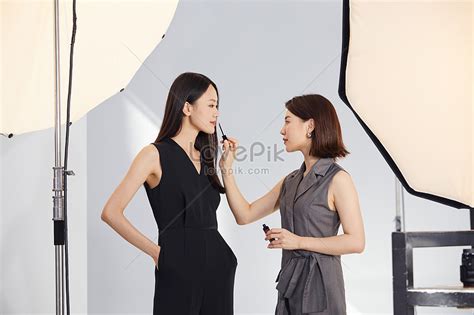 메이크업 아티스트가 모델을 손질 사진 무료 다운로드 Lovepik