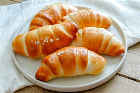 バターがじゅわっと塩パンのレシピとおいしく作るポイント macaroni