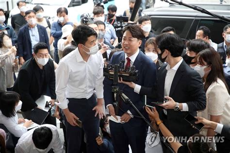 가처분 심문 출석하며 취재진 질문에 답하는 이준석 연합뉴스