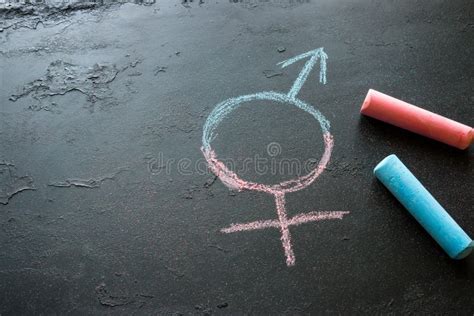 Crayones De Colores Y Un Símbolo De Un Transexual Foto De Archivo