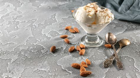 회색 콘크리트 바탕에 아몬드와 함께 바닐라 아이스크림 웹 배너 0명에 대한 스톡 사진 및 기타 이미지 0명 러시아 목재 재료 Istock