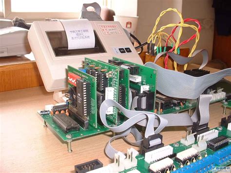 来展示下我们的单片机实验系统 〓电脑与单片机〓 矿石收音机论坛 Powered By Discuz