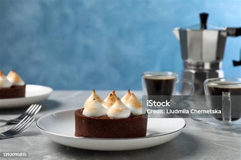 연한 회색 대리석 테이블에 머랭이 들어간 맛있는 소금에 절인 캐러멜 초콜릿 타트 커피 마실 것에 대한 스톡 사진 및 기타 이미지 커피 마실 것 크림 유가공 식품