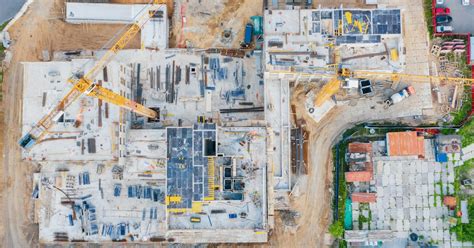 집 건설의 시작에 대한 공중보기 기초를 놓기 건설 크레인 정확히 위에서 본 모습 사진 Unsplash의 러시아 이미지