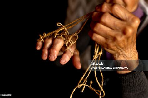 다발성 관절염 질환을 앓고있는 노인의 손 노인 숙녀의 손가락에 캔버스 끈 인형 손가락에 대한 스톡 사진 및 기타 이미지