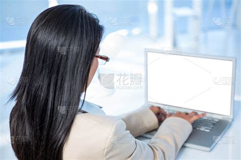 背面视角 女商人 使用手提电脑 笔记本电脑 水平画幅 智慧 套装 日记 青年人 个人备忘录