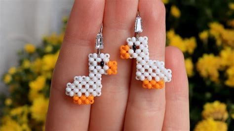 Фигурка маленький гусь из бисера в технике крестик Бисерные украшения