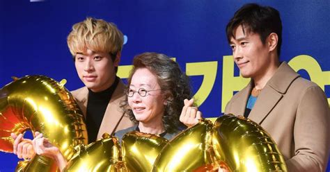 [사진]박정민 윤여정 이병헌 팬들 향한 사랑스러운 하트