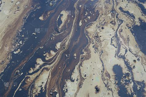 海湾石油泄漏显示在一个海滩上
