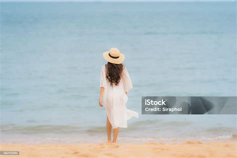 초상화 아름다운 젊은 아시아 여자 미소 행복한 해변에서 휴식 모래에 대한 스톡 사진 및 기타 이미지 모래 물 미소 Istock