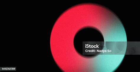 추상적인 배경 빨간 청록색 녹색 빛나는 추상적인 거친 원 모양 검은 배경 복사 공간 거친 필름 효과에 대한 스톡 벡터 아트 및 기타 이미지 거친 필름 효과 그라데이션