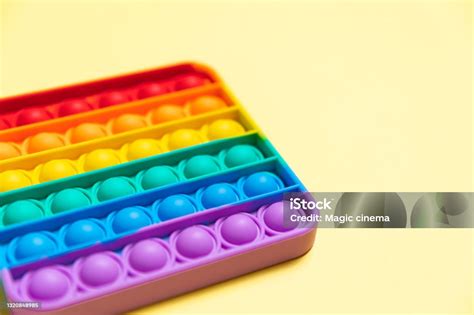 노란색 배경에 거품 안절부절 장난감 팝을 밀어 거품을 터지는 트렌디 한 무지개 안티 스트레스 감각 장난감 팝 복사 공간 닫기 0명에 대한 스톡 사진 및 기타 이미지 Istock