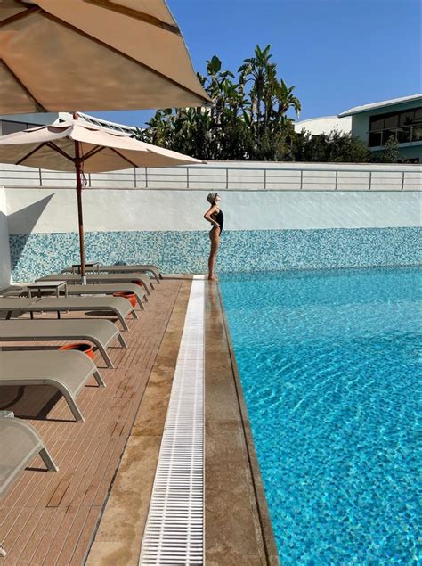 Девушка в бассейне Бассейн Фотография на природе Лето