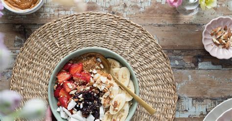 테이블 위에 과일과 견과류 한 그릇 사진 Unsplash의 음식 이미지