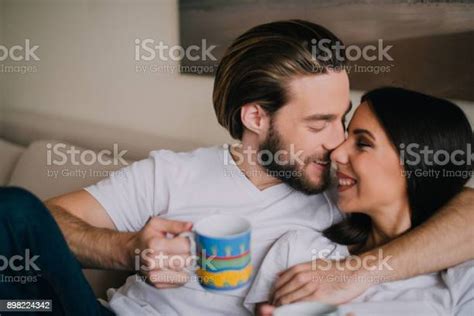 커피를 하면서 매일 룸에 소파에 포옹 하는 아름 다운 커플 2명에 대한 스톡 사진 및 기타 이미지 2명 Power Of Love Gala 거실 Istock