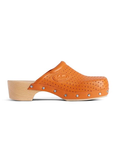 Clog鞋是什麼？不是穆勒鞋也不是涼鞋的「木屐鞋」憑什麼引領時尚穿搭？愛馬仕到chloe設計都有這款鞋