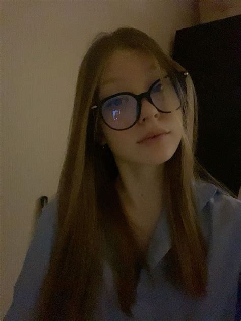 девушка со светлыми волосами в очках для фейка