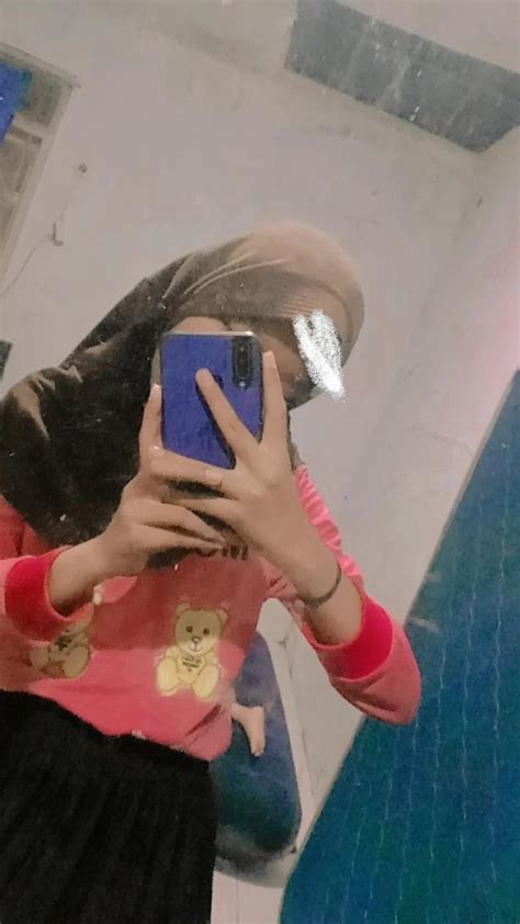 Wallpaper Cewe Kamera Belakang