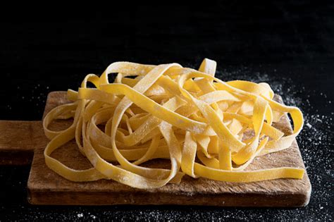 아름 다운 백라이트와 커팅 보드에 이탈리아 홈메이드 원시 생 Tagliatelle 파스타의 다양 한 0명에 대한 스톡 사진 및 기타 이미지 Istock