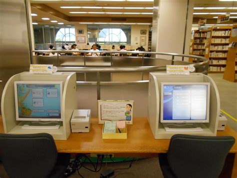 各務原市立中央図書館を訪れる 振り返ればロバがいる