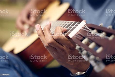 대학에서 밖에서 기타를 연주하는 인식 할 수없는 남자의 샷 대학생에 대한 스톡 사진 및 기타 이미지 대학생 기타 현악기 놀기 Istock