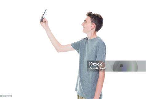 사이드 뷰프로필 보기전체 길이한 남자 만 1 213 세 잘 생긴 남자젊은 남자 남자십 대 소년 미소행복쾌활 한 흰색 배경 앞에 서 십대에 대한 스톡 사진 및 기타 이미지