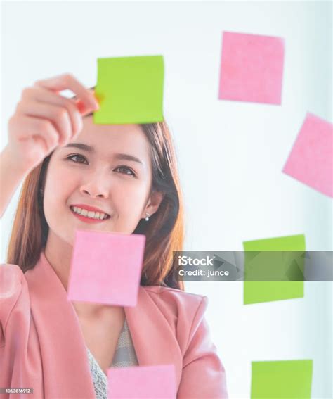 크리에이 티브 비즈니스 캐주얼 여자 이상과 목표 창에 쓰고 개념에 대한 스톡 사진 및 기타 이미지 개념 계획 교육 강좌 Istock