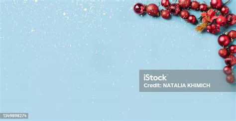 눈송이 반짝임 색종이와 함께 푸른 배경에 크리스마스 장식 빨간 새해 의 공 휴일 크리스마스 카드 복사 공간을 모의 0명에 대한 스톡 사진 및 기타 이미지 Istock