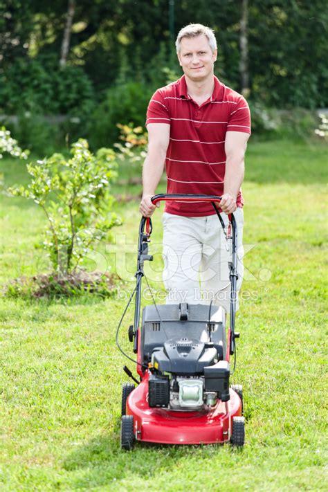 잔디 깍는 기계와 사람 스톡 사진 Freeimages
