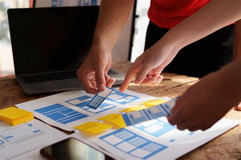 Ux 개발자 및 Ui 디자이너 그룹이 최신 사무실에서 앱 인터페이스 디자인에 대해 브레인스토밍합니다 창의적인 디지털 개발 대행사 Business Model