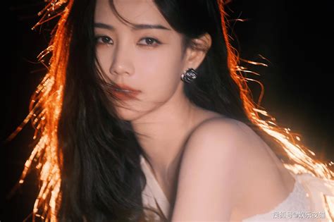 李一桐一袭白色玫瑰抹胸裙写真气质甜美温柔如水 搜狐大视野 搜狐新闻