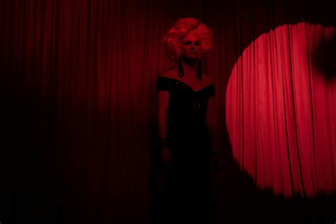 Id Lgbt Lgbtq 가발 검정 드레스 고급 공연 공연가 극장 글램 나이트 라이프 다양성 다이나믹한 대담한 드라마틱한 드래그 퀸 라이브 공연